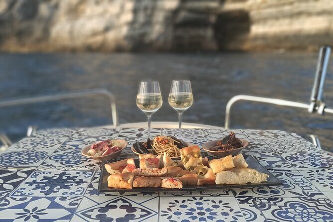 Aperitif on a boat at sunset, Porto Venere and islands - FAQs