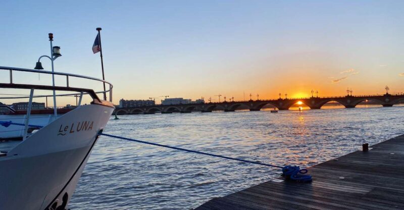 Aperitive guided cruise « Wine and Canelé » - An In-Depth Look at the Bordeaux « Wine and Canelé » Cruise