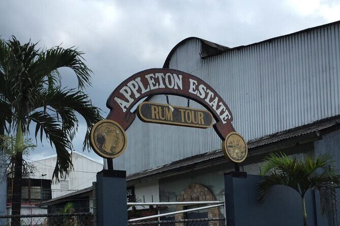 Appleton Rum Tour and Floyds Pelican Bar from Montego Bay Hotels and Villas - An Authentic Jamaican Rum and Coastline Experience