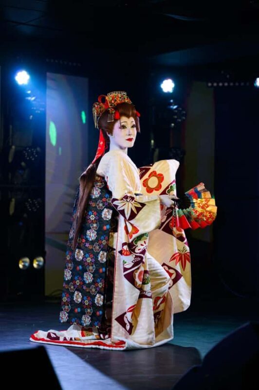 Asakusa, Tokyo: Traditional Japanese Dance Show with Sake - The Details of the Experience