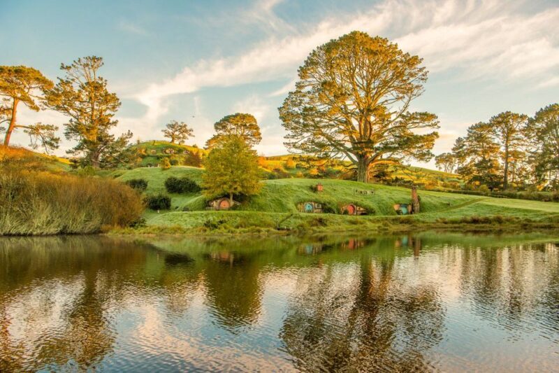 Auckland: Hobbiton Movie Set Day Trip with Festive Lunch - Key Points