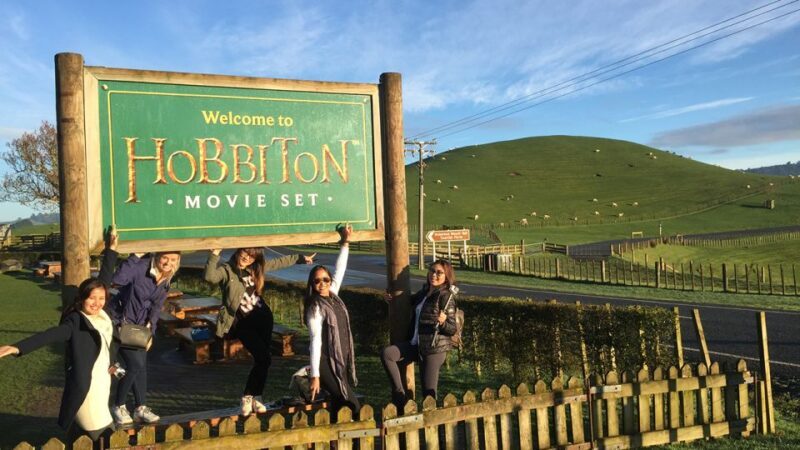 Auckland: Hobbiton & Waitomo Caves Small-Group Tour & Lunch - Quirky Stops & Kiwi Charm
