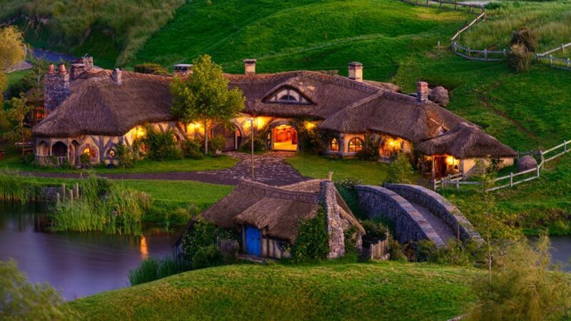 Auckland: Hobbiton & Waitomo Caves Small-Group Tour & Lunch - Waitomo Glowworm Caves: Nature’s Light Show