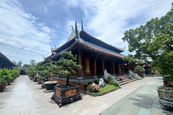 Authentic Hoi An: Temples, Crafts & Market Life Walking Tour - Key Points