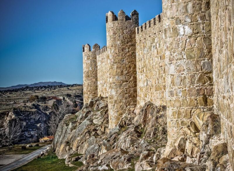 Ávila: Tour Privado Casco Histórico y Basílica San Vicente - The Palatial Charm of Polentinos Palace