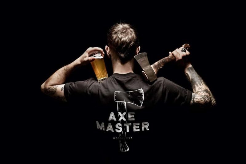 AXE THROWING & ENJOYING DRINKS IN COLOGNE'S FIRST AXE THROWING BAR - Authenticity & Authentic Experiences