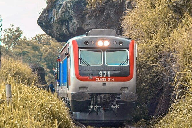 Badulla to Colombo train ride on (Train No: 1002 "Denuwara Menike") - The Experience of Riding the Denuwara Menike