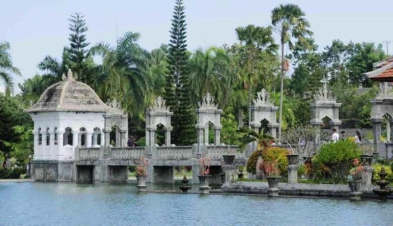 Bali: Lempuyang Temple, Tirta Gangga, Taman Ujung & Beach - Transportation and Group Size