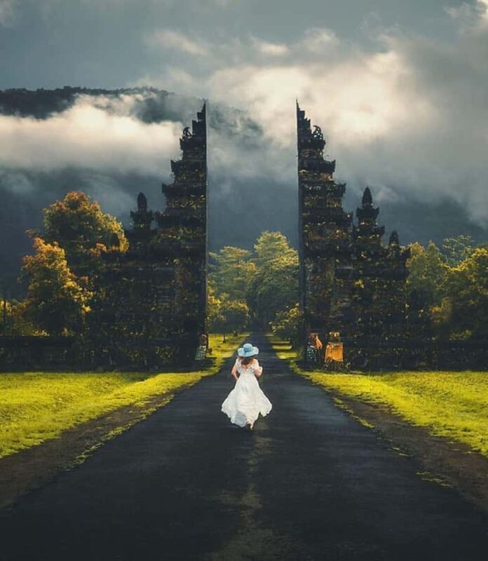 Bali:Ulun Danu, Waterfalls, Handara Gate, Cofee Planta Tour - Iconic Photo Stop at Handara Gate