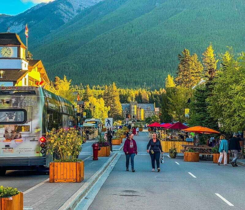 Banff: Lake Louise, Moraine, Emerald & Johnston Canyon Tour - The Experience of the Guides