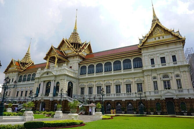 Bangkok: 2 Temple Tour (Golden Buddha & Mini Reclining Buddha) - Shopping at the Gems Gallery: A Glittering Finale