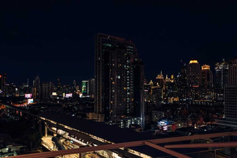 Bangkok: Barracuda Rooftop Bar Akara Hotel - The Sum Up