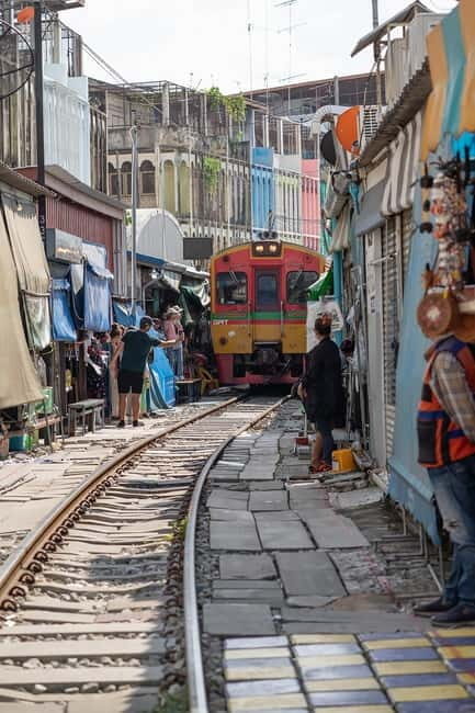 Bangkok: Floating Market, Phra Pathom Pagoda & Cafes Tour - Who Should Consider This Tour?