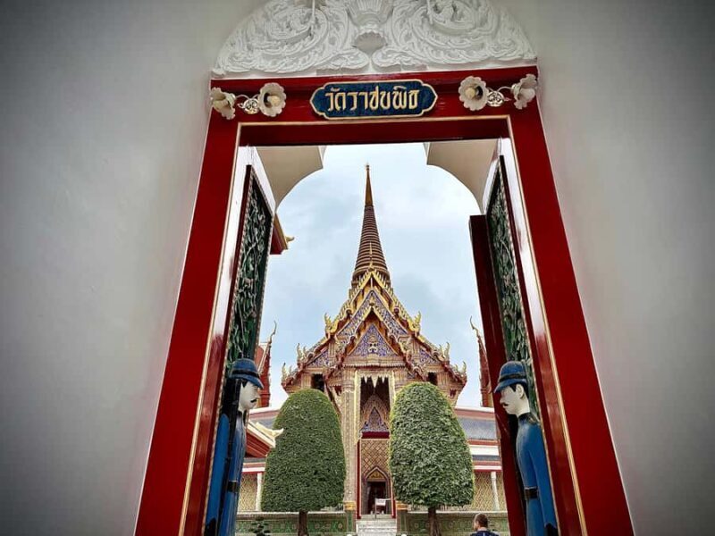 Bangkok: Giant Swing Street Food Tour with 15+ Local Dishes - Guides and Atmosphere