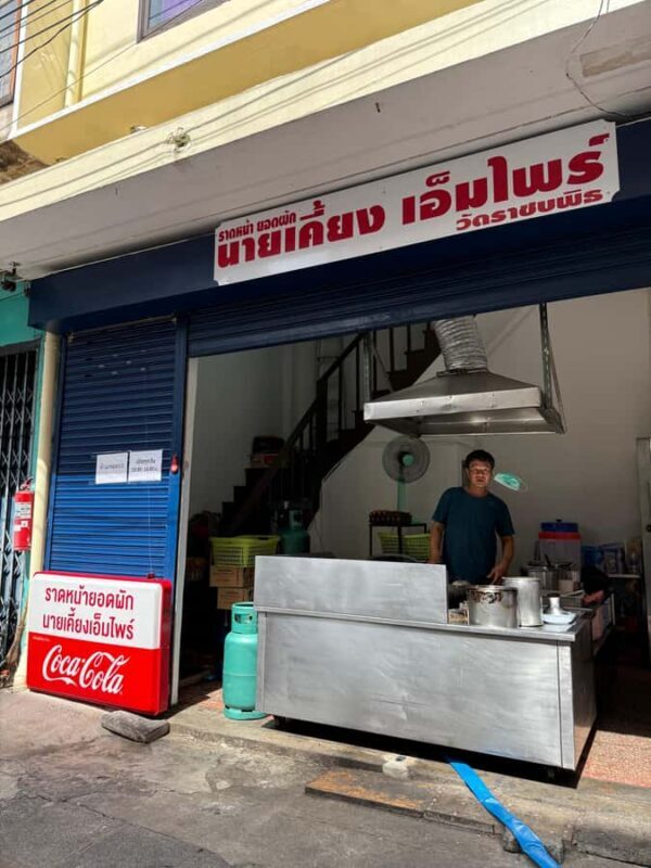 Bangkok: Giant Swing Street Food Tour with 15+ Local Dishes - Who Should Consider This Tour?