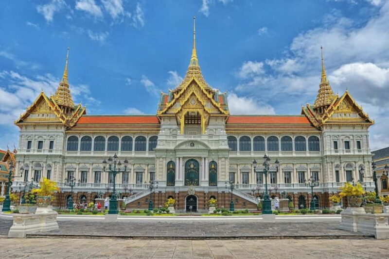 Bangkok: Grand Palace, Wat Pho, Wat Arun Sacred & Local Tour - Guides and Group Size