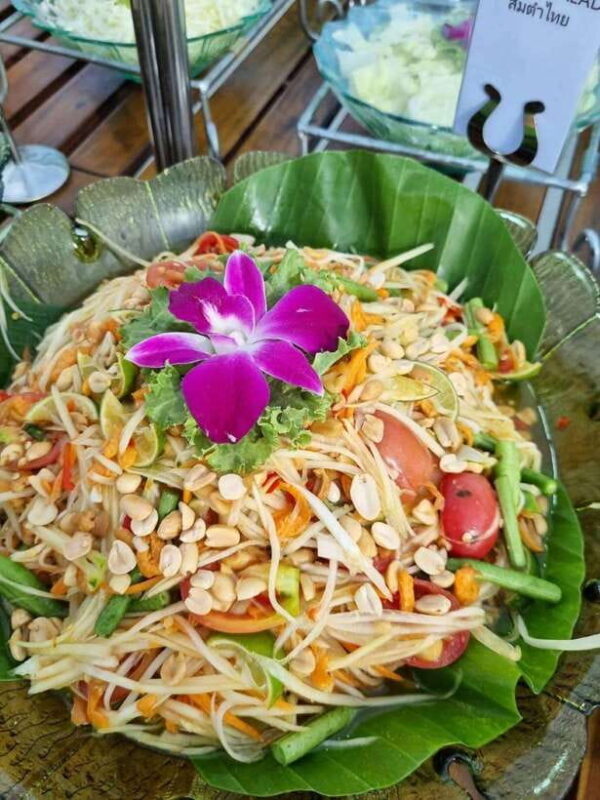 Bangkok: Luxury White Cruise with Buffet and Entertainment - Authentic Experiences and Travelers’ Insights