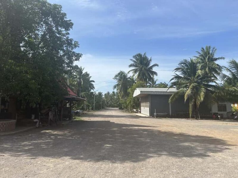 Bangkok: Maeklong Railway and Floating Market Tour - Maeklong Railway Market: The Heart of the Day
