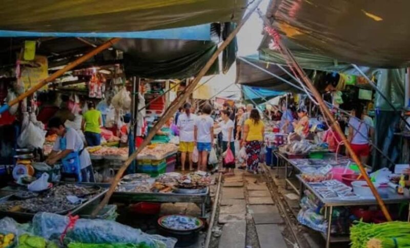 Bangkok: Maeklong Railway Market&Damnoensaduak-private tour - Key Points