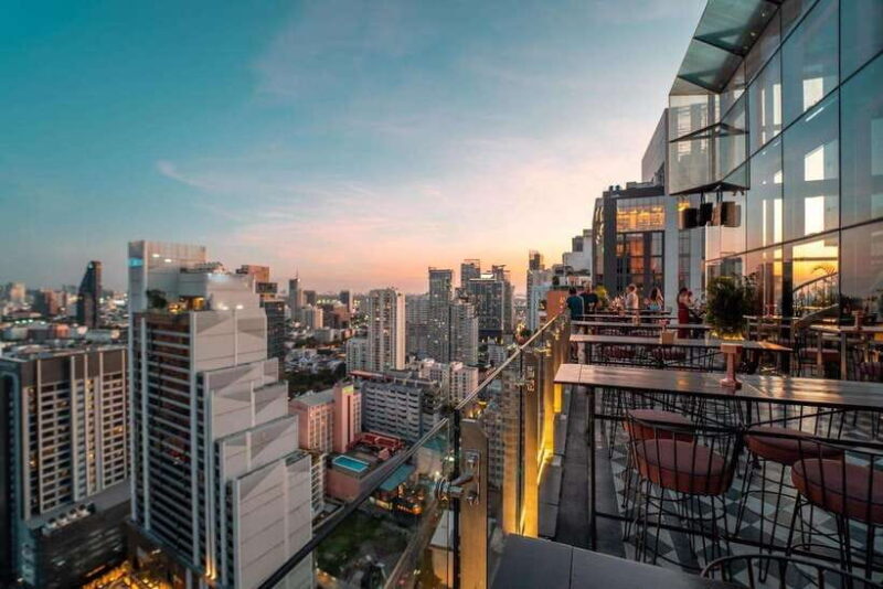 Bangkok: Mojjo Rooftop Lounge & Bar Food & Beverage Package - Group Size and Atmosphere