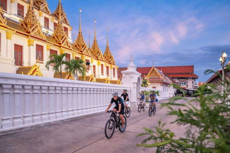 Bangkok: Night Bike Tour with Temples & Flower Market Visit - Key Points