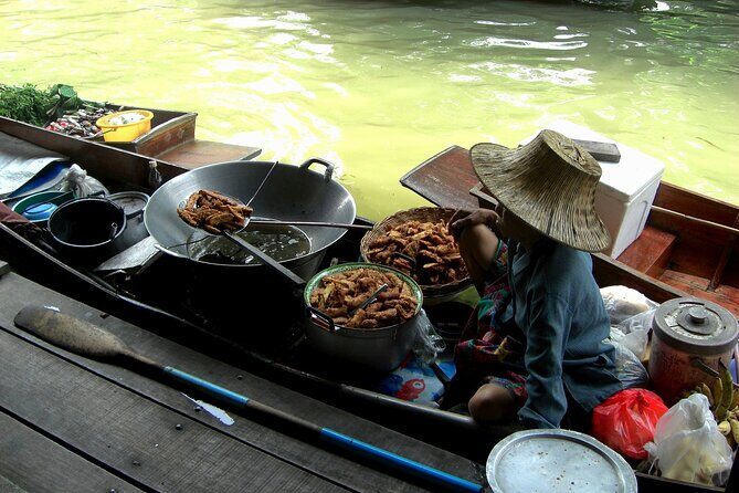 Bangkok Private: Damnoen Saduak and Maeklong Railway Markets - Discovering Damnoen Saduak Floating Market