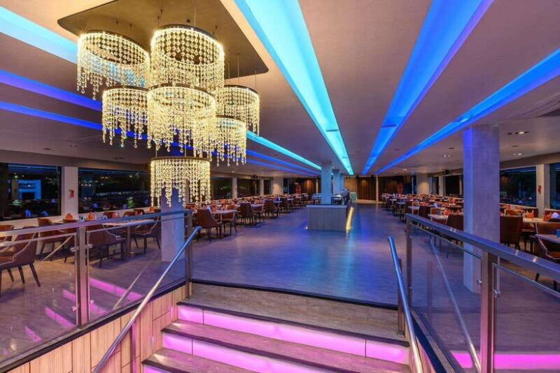 Bangkok: Royal Princess River Dinner Cruise with Live Music - Entertainment and Atmosphere
