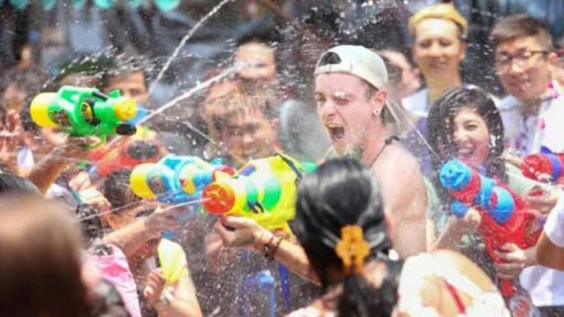 Bangkok: Songkran 2026 Pub Crawl by Tuk-Tuk with Drinks - A Closer Look at the Experience