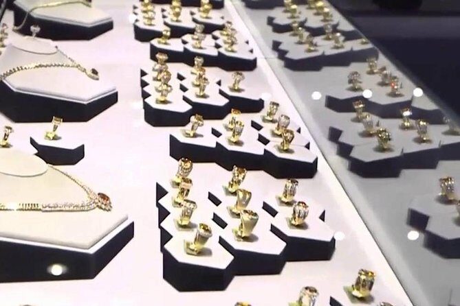 Bangkok Temple, City and Gems Gallery Tour - Exploring the Tour: A Detailed Look