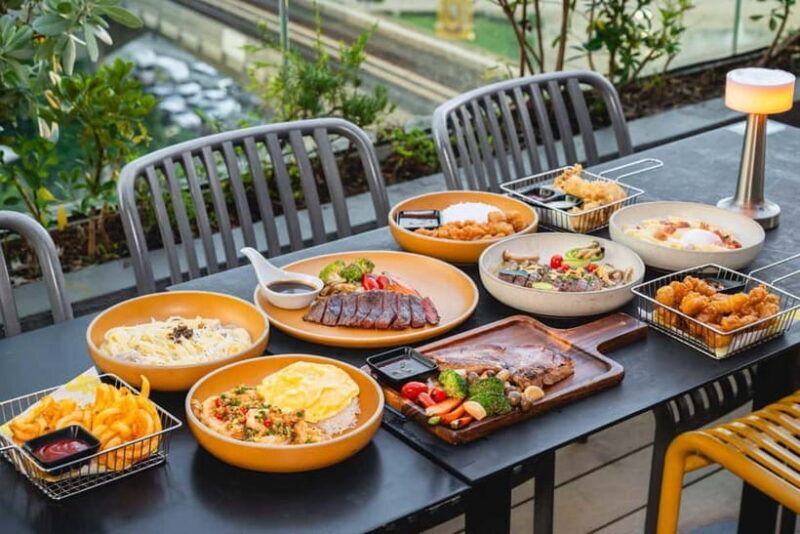 Bangkok: Throwback Rooftop Bangkok at Silom Edge - The Retro Vibe and Atmosphere