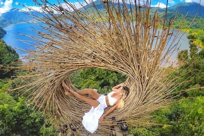 Banyumala Waterfall Tour: Discover Bedugul Temple & Twin Lakes - Handara Iconic Gate: A Must-See for Photographers and Dreamers