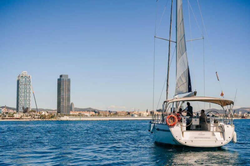 Barcelona: 1 hour sailing tour in a sailboat - Key Points