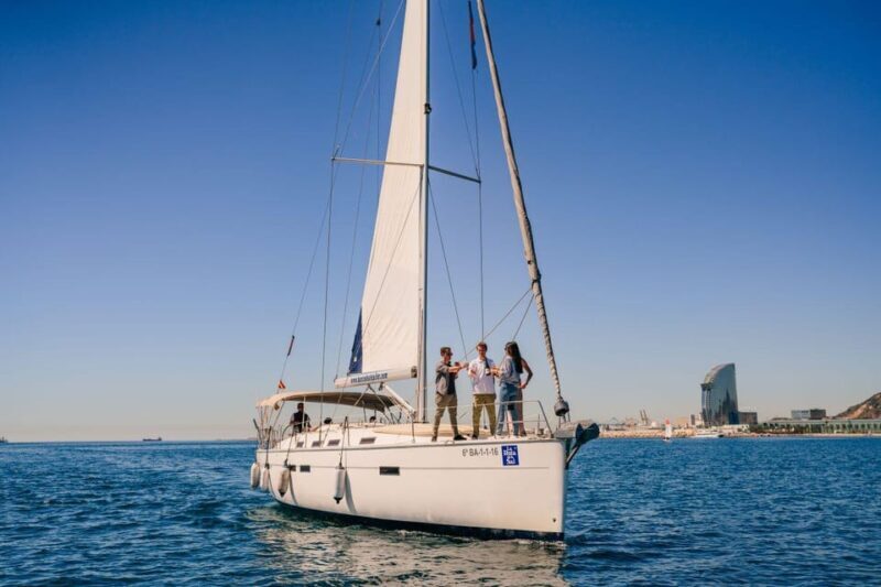 Barcelona: 1 hour sailing tour in a sailboat - An Introduction to the Experience