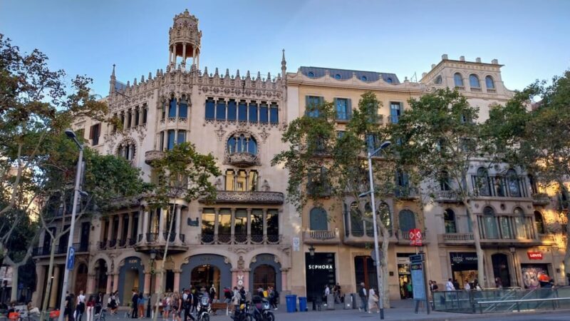 Barcelona 101 Walking Tour: All Highlights in One Day - Authenticity and Local Connection