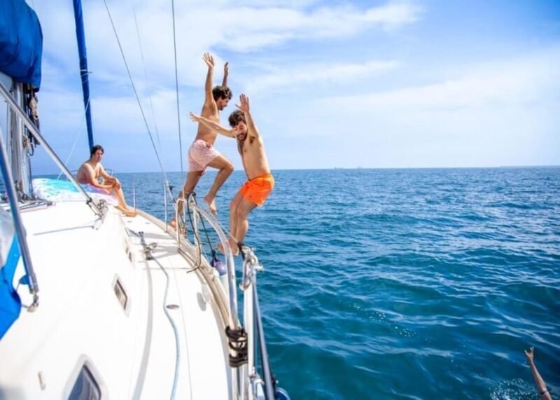 Barcelona : 2 hours Sailing tour with snacks and drinks - The Experience in Detail