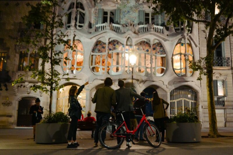 Barcelona Bike Tour by Night with Cava - Key Points