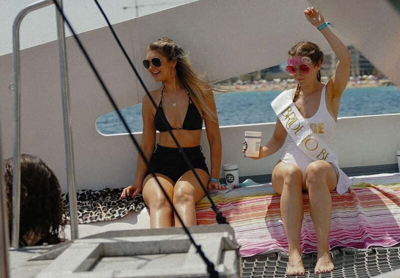 Barcelona: Brunch Boat Party with Drinks and DJ - Key Points