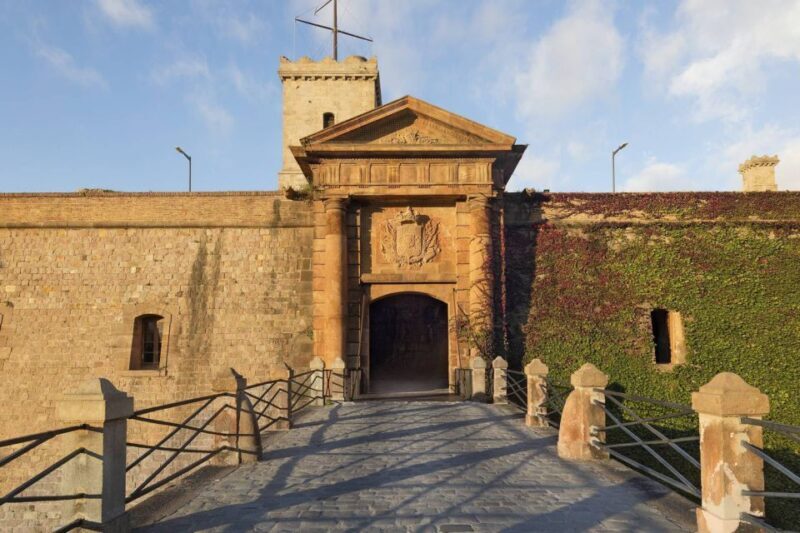 Barcelona Cable Car Sky Views, Magic Fountain & Castle Visit - Food and Rest Breaks