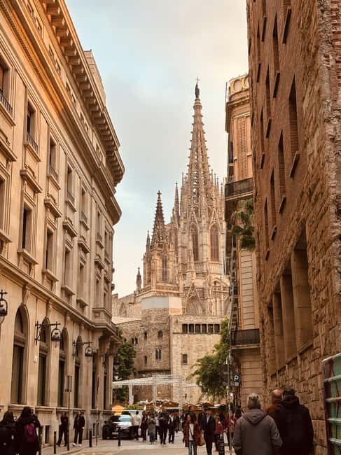 Barcelona: Cathedral of Barcelona Saint Eulalia Guided Tour - A Closer Look at the Cathedral of Barcelona Tour