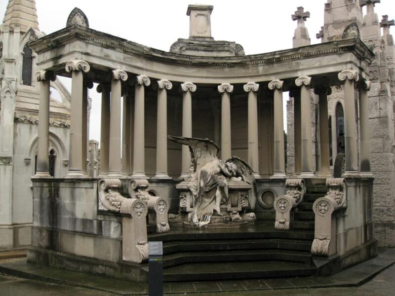 Barcelona: Cemetery Tour - Gothic Graves & Local History - Authentic Experience with a Knowledgeable Guide