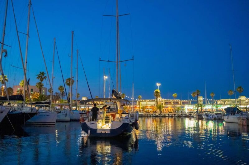 Barcelona: Cena Romántica y noche en camarote en velero - Key Points