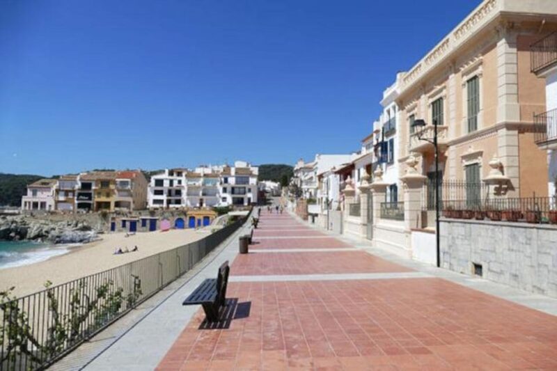 Barcelona: Costa Brava boat tour and lunch - Lunch with a View: Flavor and Relaxation
