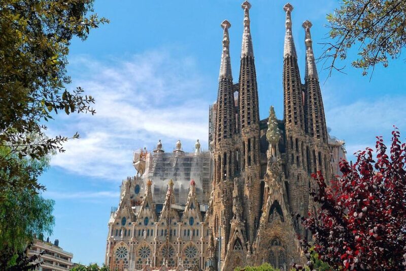 Barcelona: Electric scooter tour Gaudi and Gothic route - What’s Included and What’s Not