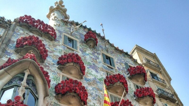 Barcelona: Evening Walking Tour in the Gaudi Area with Tapas - Walking and Timing