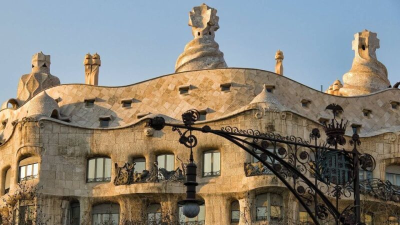 Barcelona: Evening Walking Tour in the Gaudi Area with Tapas - Practical Tips for Travelers
