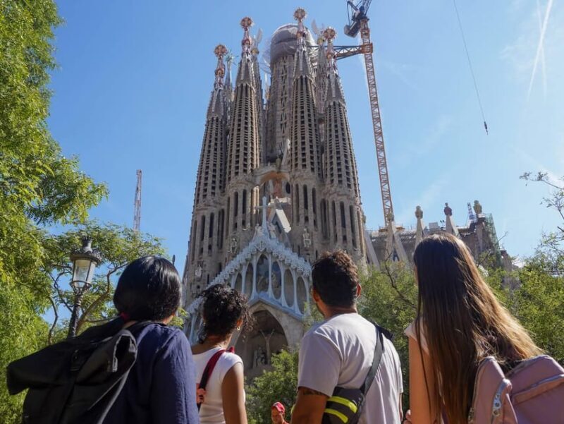 Barcelona: Fast-Track Sagrada Familia and Towers Guided Tour - In-Depth Look at the Experience