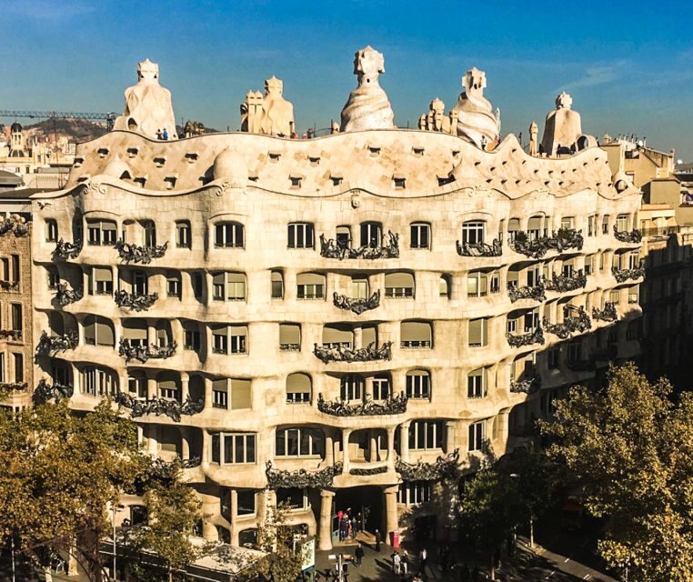 Barcelona: Gaudi Private City Tour with Sagrada Familia - The Guide’s Role and Traveler Feedback