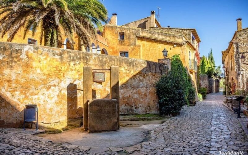 Barcelona: Girona Private Day Trip with Local Guide - Lunch and the Villages: Pals and Peratallada