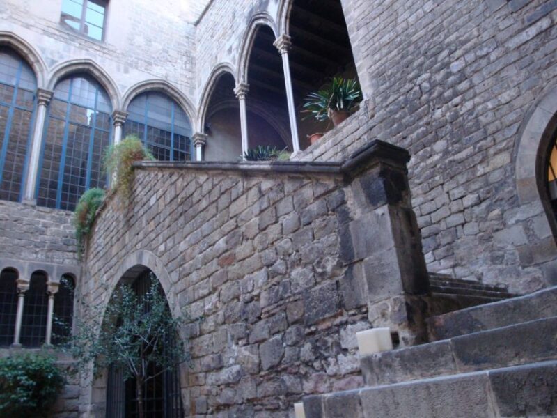 Barcelona: Gothic Quarter Walking Tour - Key Points