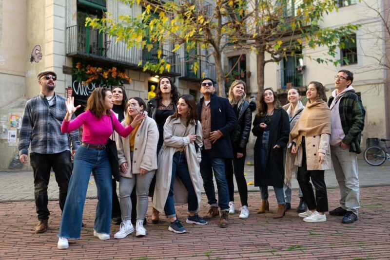 Barcelona: Gothic Quarter Walking Tour with 10+ Attractions - The Atmosphere and Pace